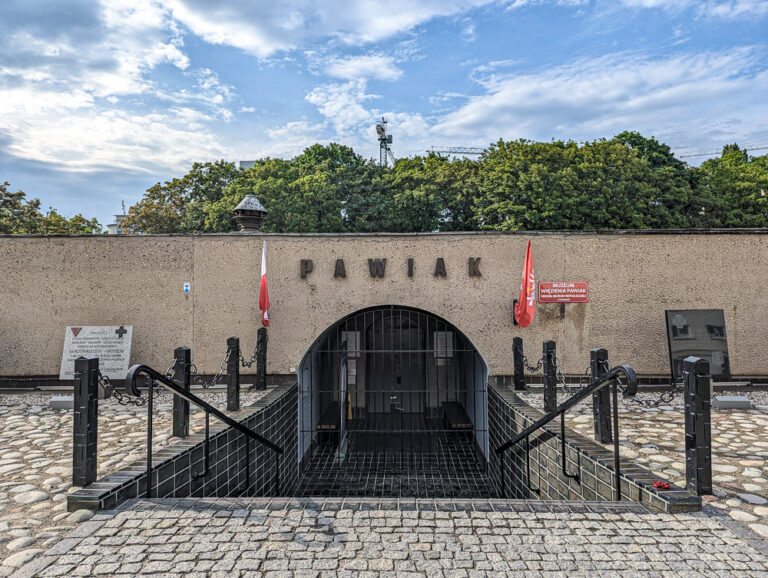 WWII Sites in Warsaw: 16+ Incredible Museums & Monuments