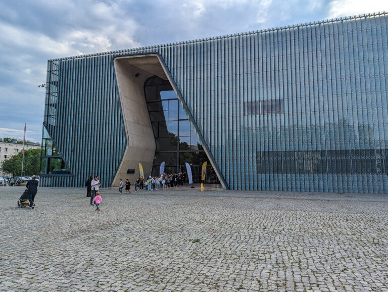 WWII Sites in Warsaw: 16+ Incredible Museums & Monuments